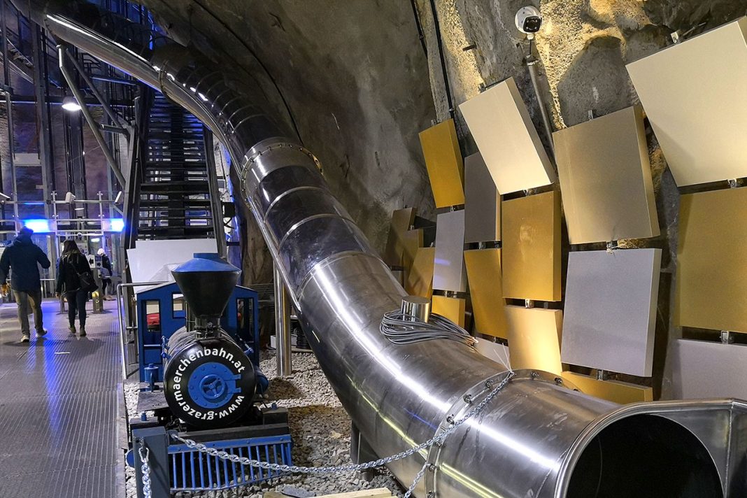 Schlossbergrutsche in Graz - Rasante Fahrt im Schlossbergstollen hinab
